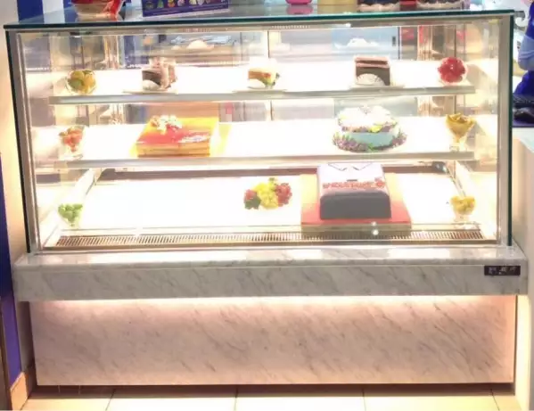 Chiller Kue Cake Display | KASKUS